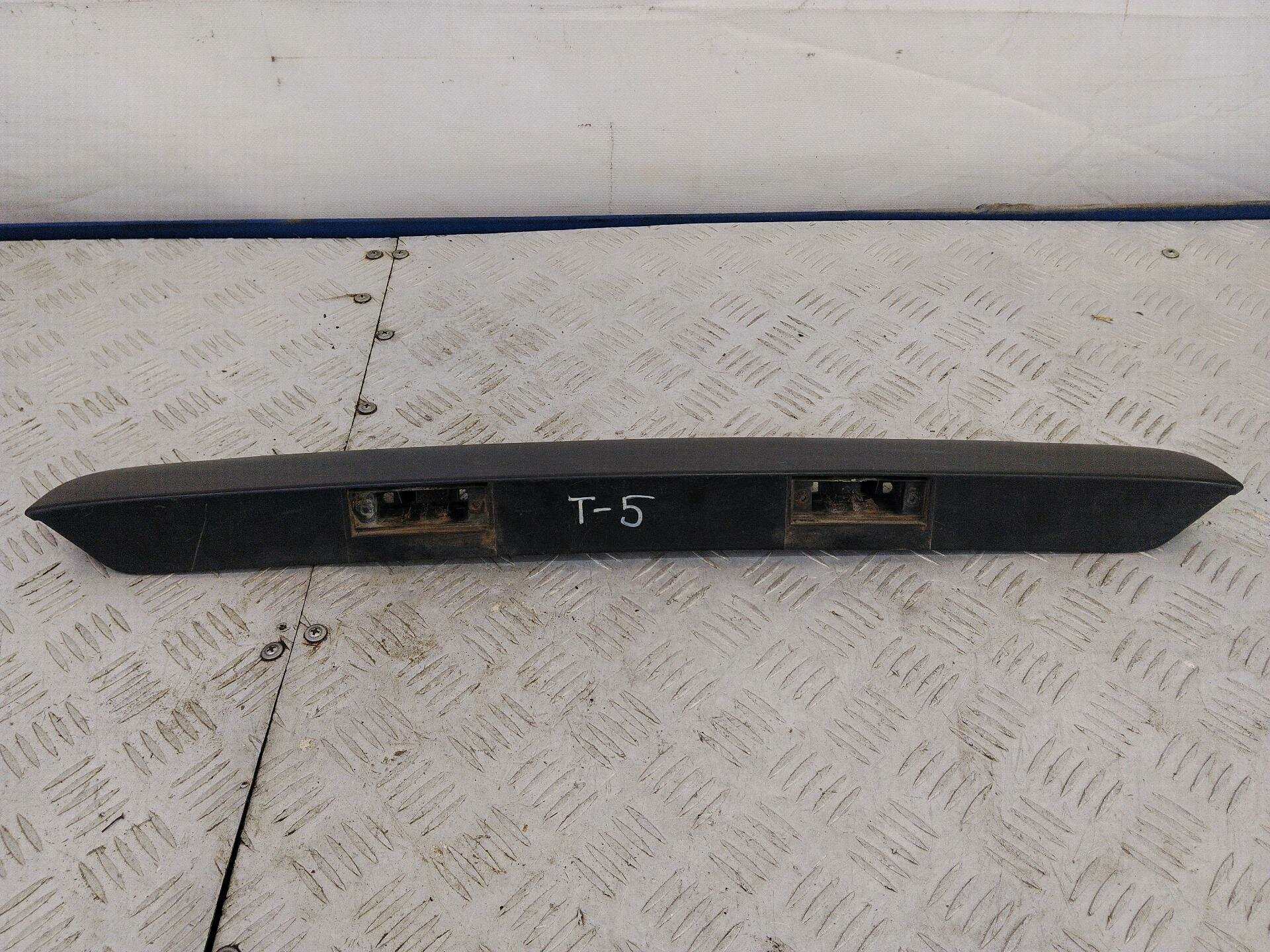 Накладка подсветки номера Volkswagen Transporter T5 (2002 - 2009) 7H0827329