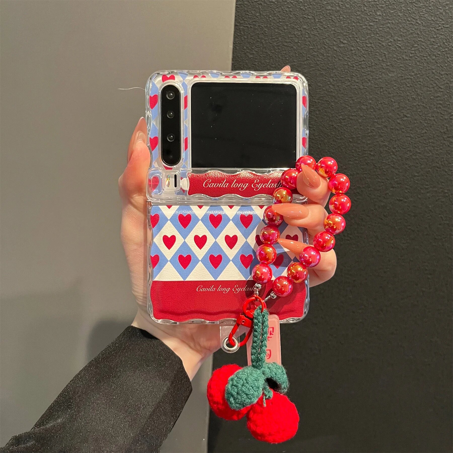 Магнитный чехол для телефона Love Heart Central Axis с подвеской из вишневых бусин для Samsung Galaxy Z Flip 7, Flip6, Z Flip 7, Flip5