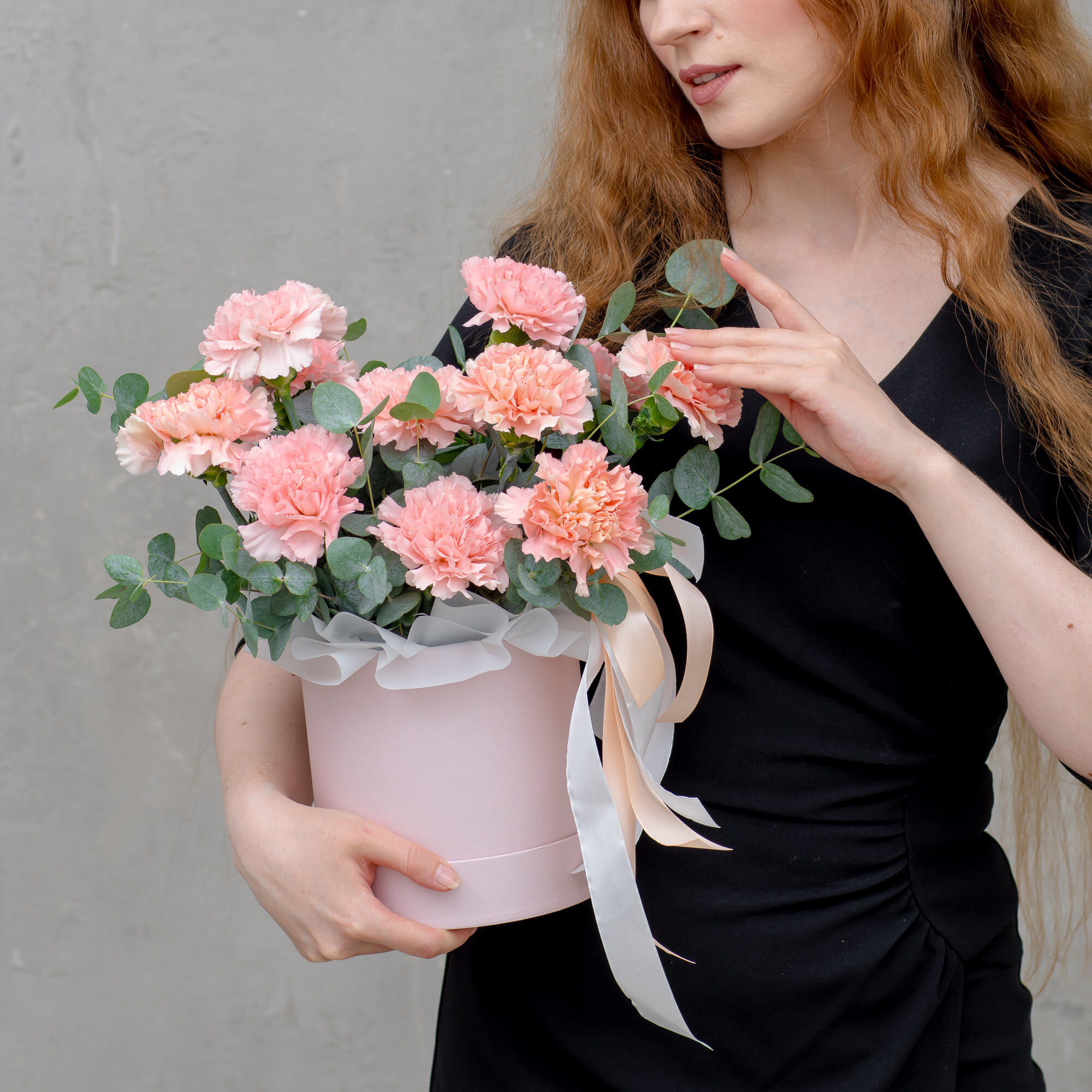 Букет живых цветов Flor-Pro Flowers из 11 кремовых гвоздик в шляпной коробке
