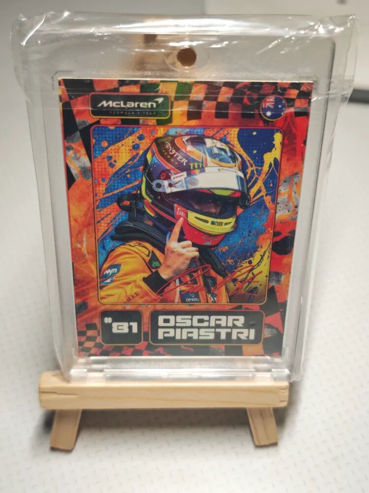 Специальная светоотражающая карточка Topps с изображением шлема пилота Формулы-1 OSCAR PIASTRI