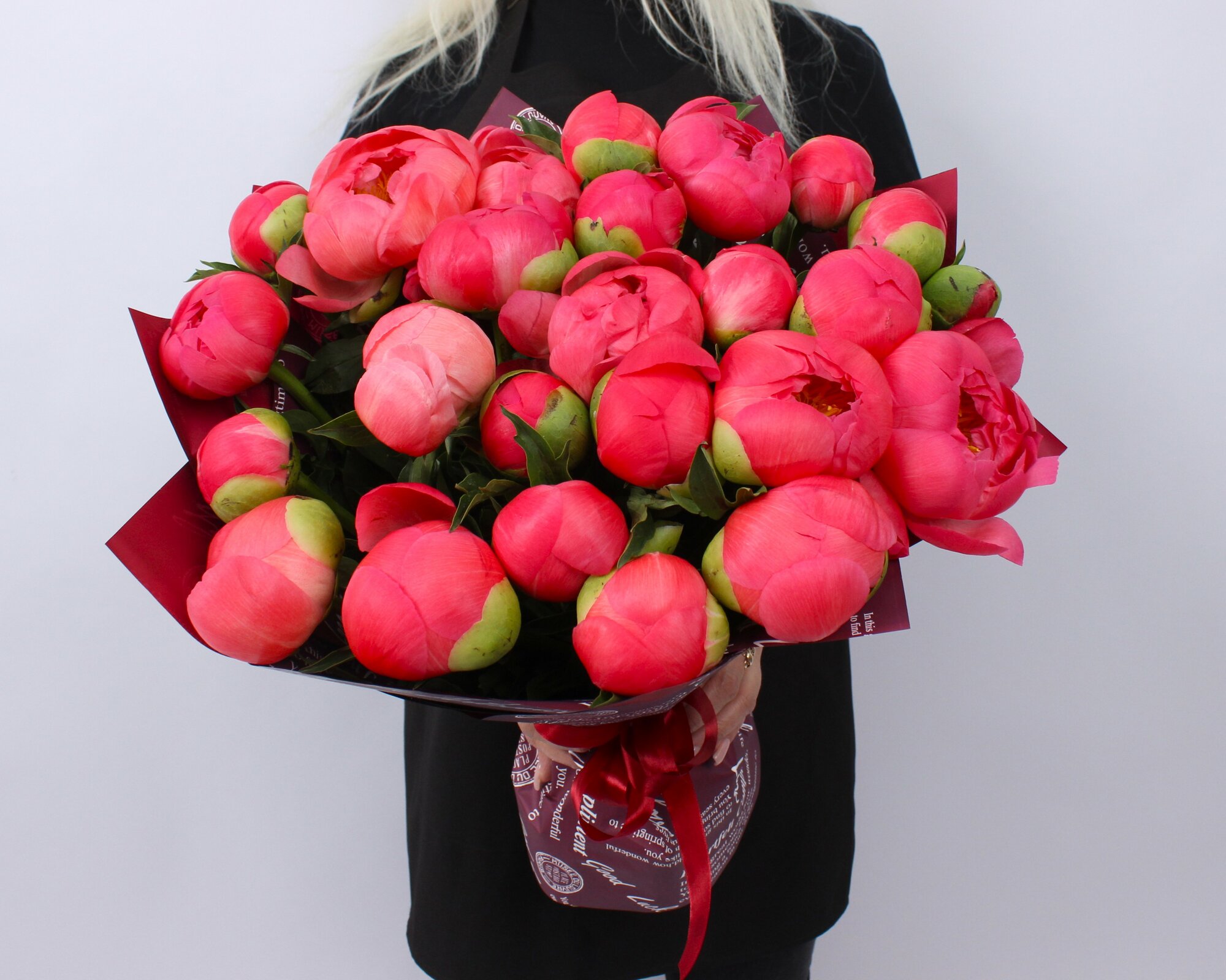 Монобукет THE FLOREAL коралловые пионы 25 штук, высота 55 см, с бантом