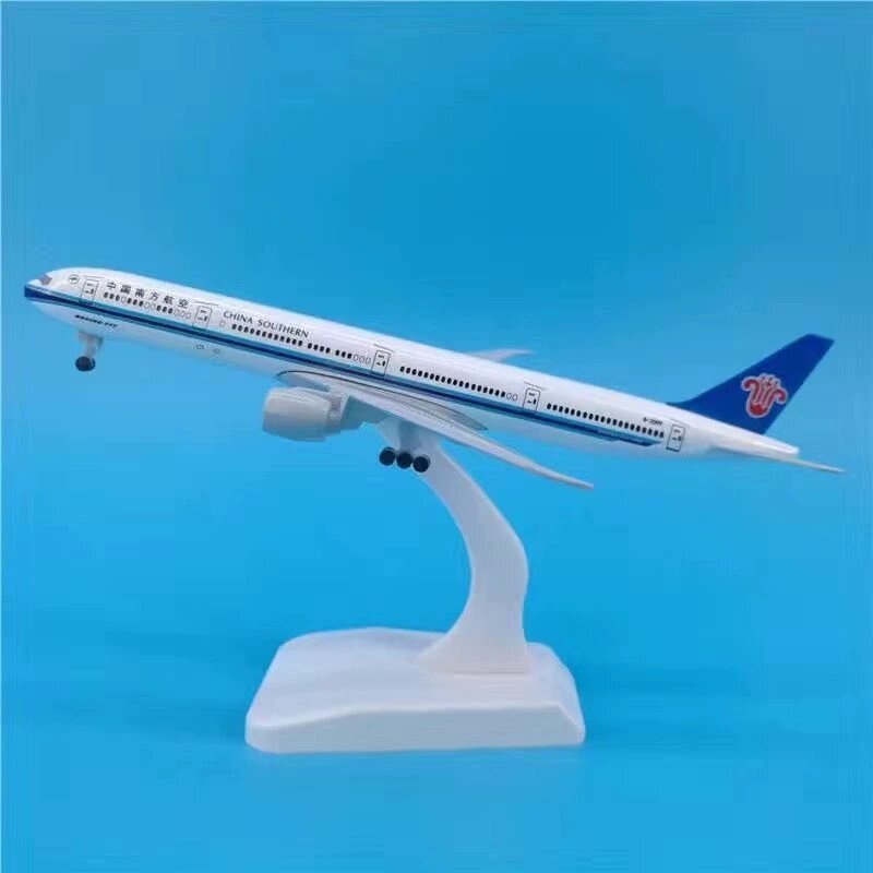 Статическая модель самолета Боинг 777 авиакомпании Южная Китайская 20 см из сплава с колесами для настольного
