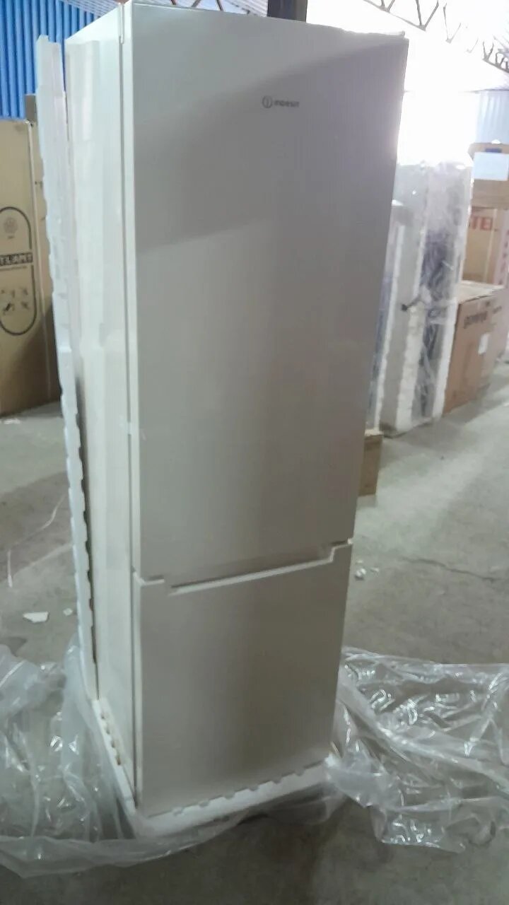 Холодильник INDESIT DS 3200 E бежевый (уценка)