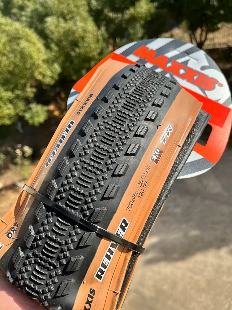 MAXXIS REAVER 700x45c Бескамерная Шина Устойчивая к Проколам для Гравийных Велосипедов Коричневая
