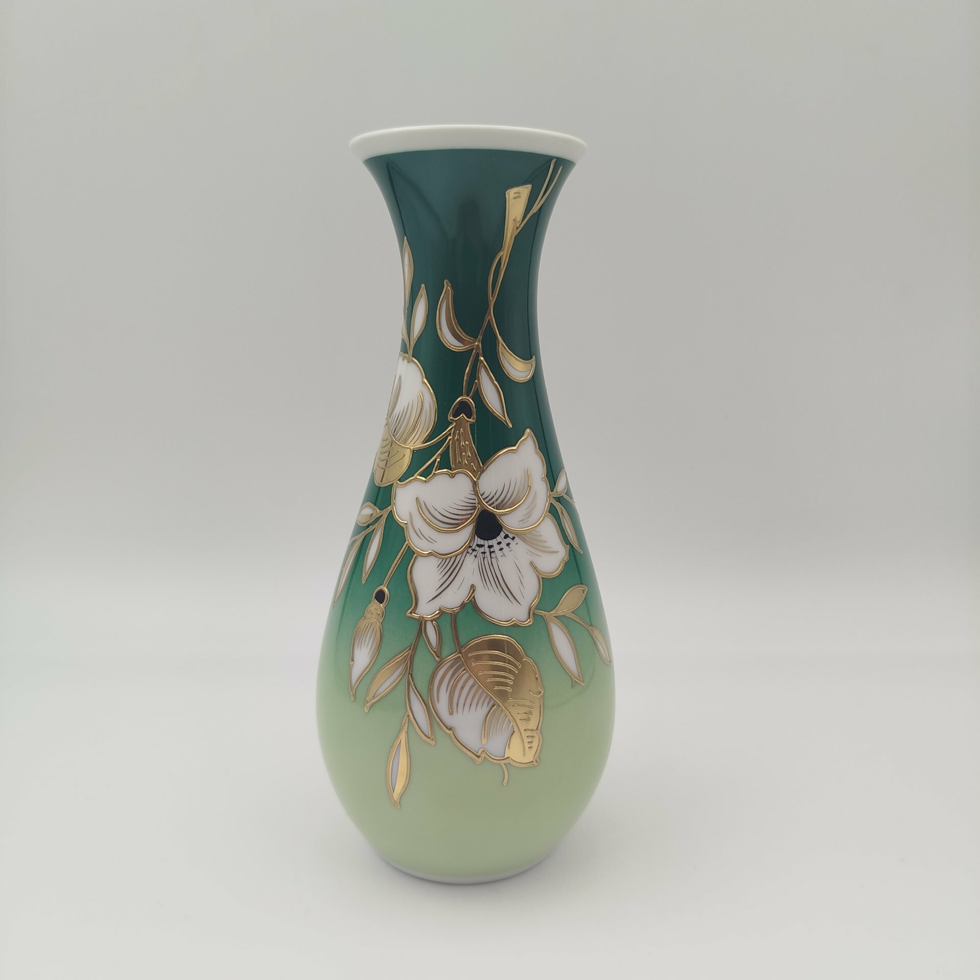 Ваза, украшенная изображением распустившихся цветов, фарфор, крытье, роспись