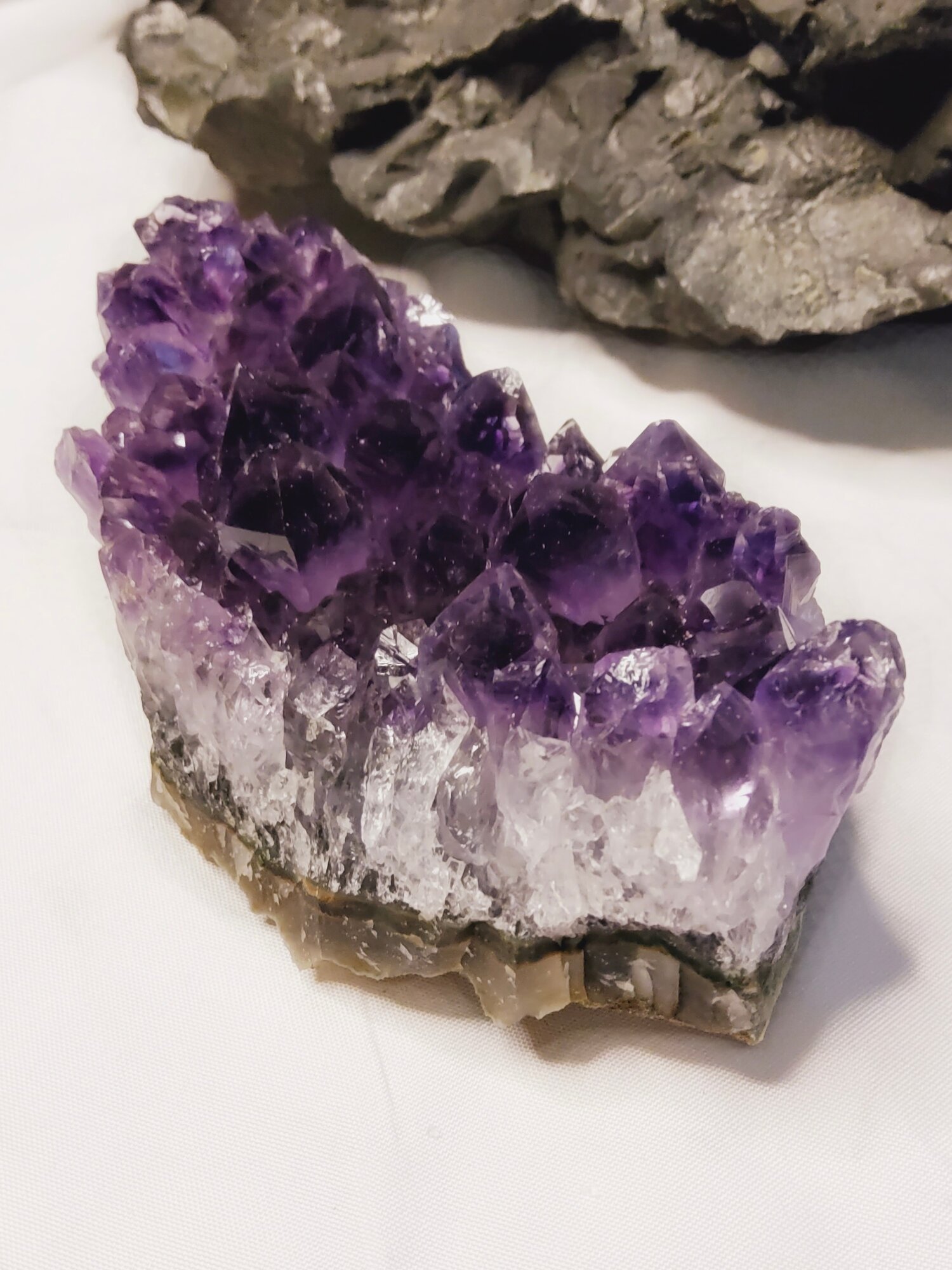 Друза из натурального камня Аметист 282 гр