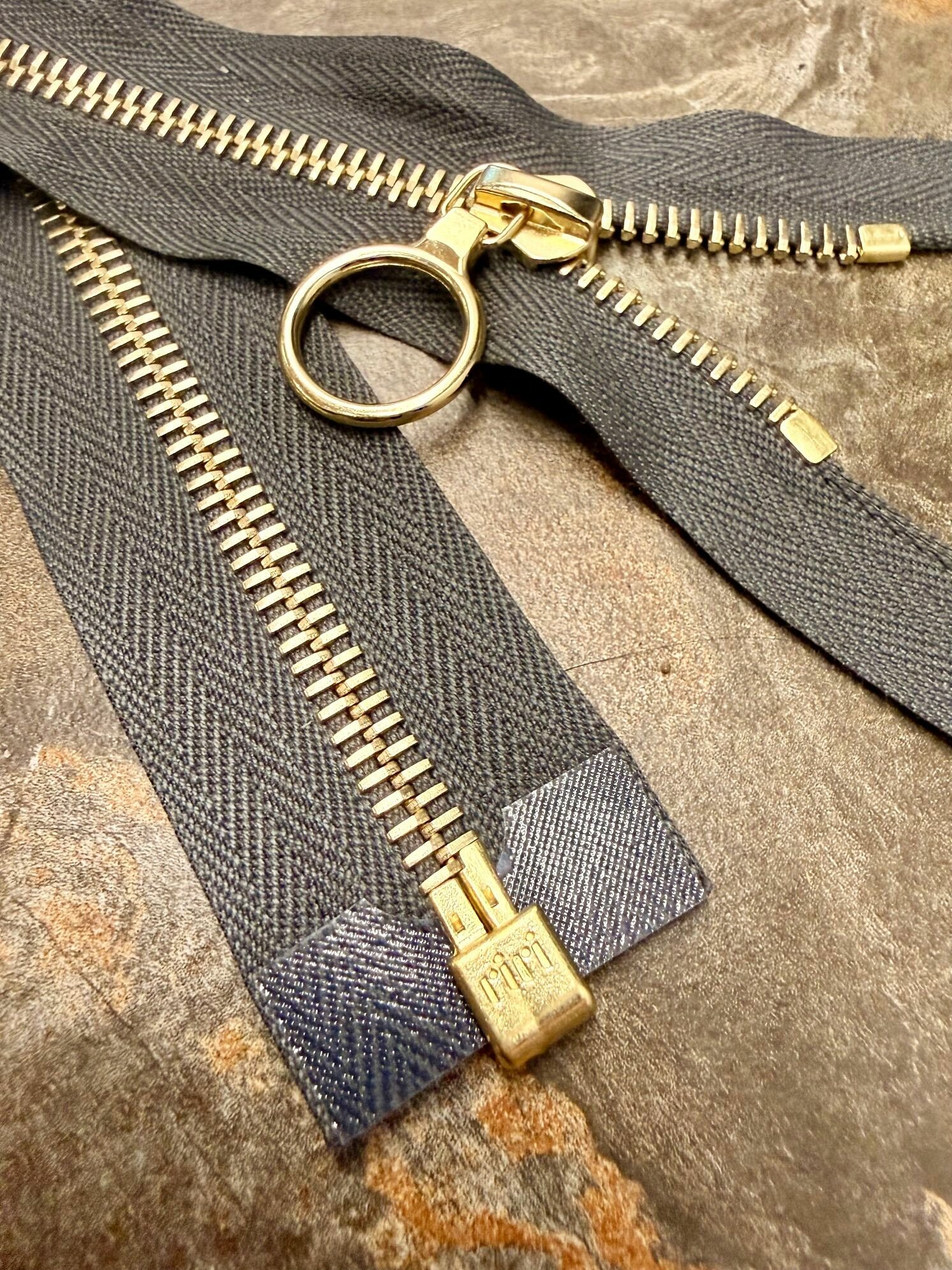 Молния металлическая, разъемная, однозамковая, 60 см, тип-М6, звено латунь золотого, цвет тесьмы темно-серый. RiRi.