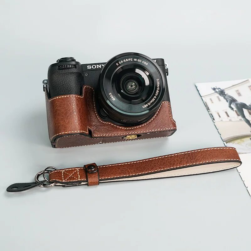 Sony A6700 Кожаный чехол с одинарной подставкой и запястным ремешком 401, бежевый цвет