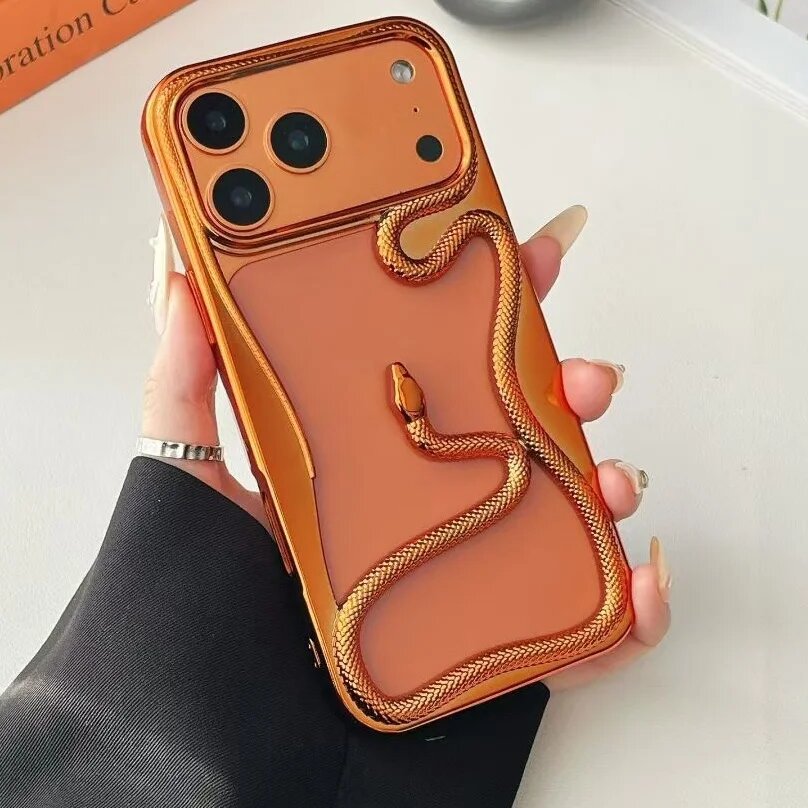 Оранжевый чехол для iPhone 17 Pro Max с изображением змеи