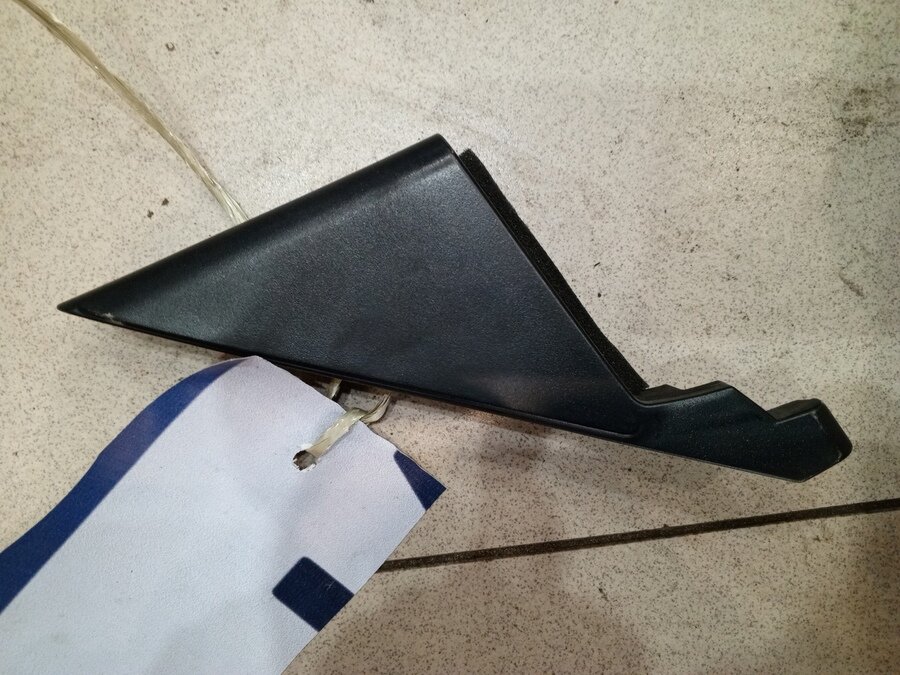 Уголок двери передней правой внутренний от Mazda Capella CG 1994-1997