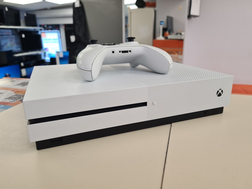 Игровая приставка Microsoft Xbox One S 1 TB (без игр), б/у уценка