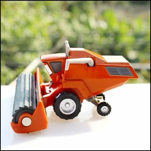 Машинка из мультфильма Тачки. Трактор корова (молния маккуин)