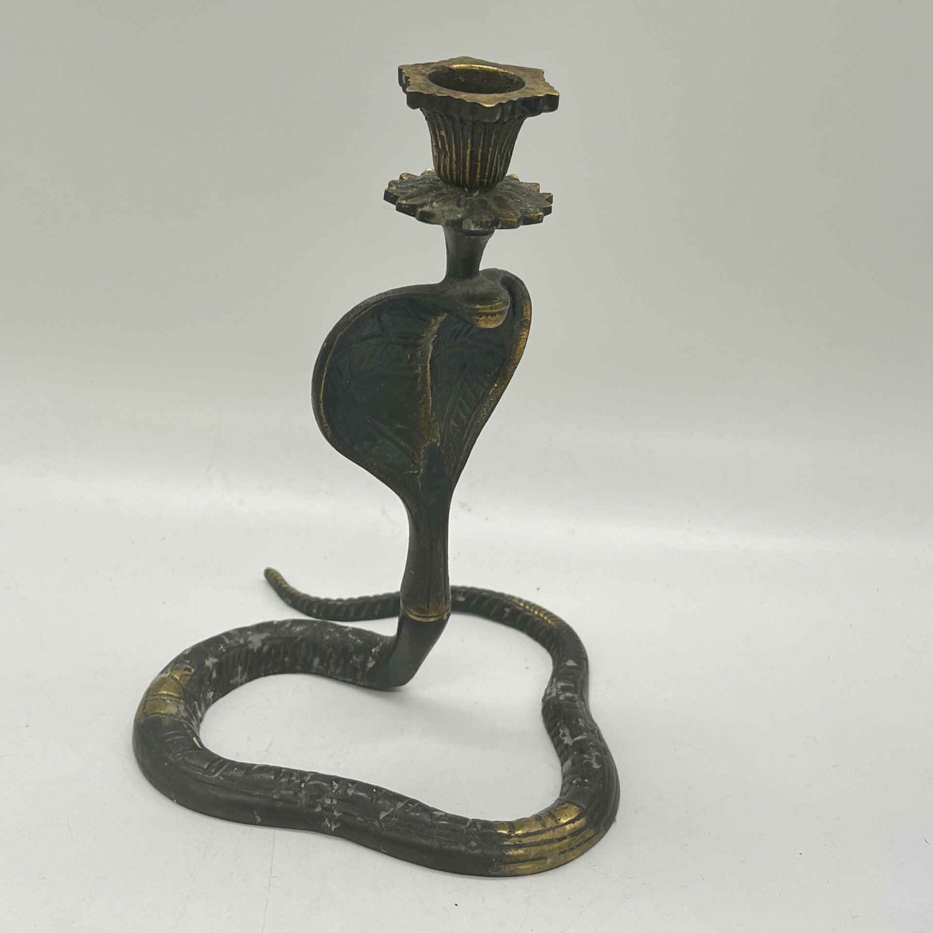 Подсвечник на одну свечу в виде кобры, металл, литье, Азия, 1970-2000 гг.