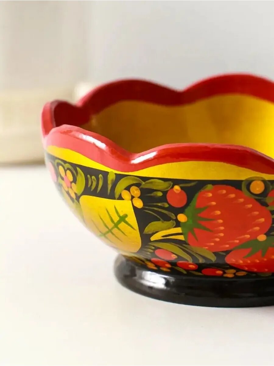 Элегантная хохломская чашка с резным узором