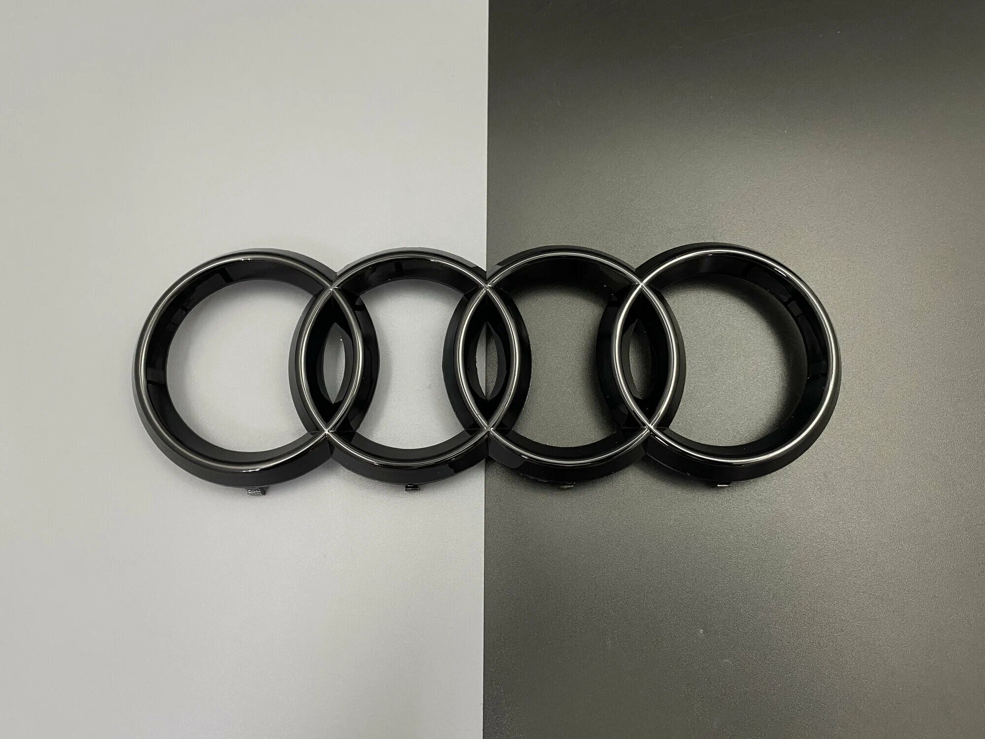 Эмблема шильдик логотип с клеевой основой Кольца для Audi 272 х 98 мм