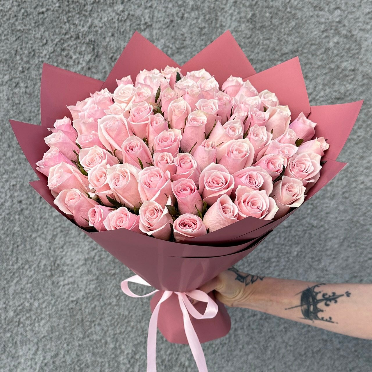 Букет цветов из 51розовой розы в упаковке/ Арт. 784599 / Радуга Букет