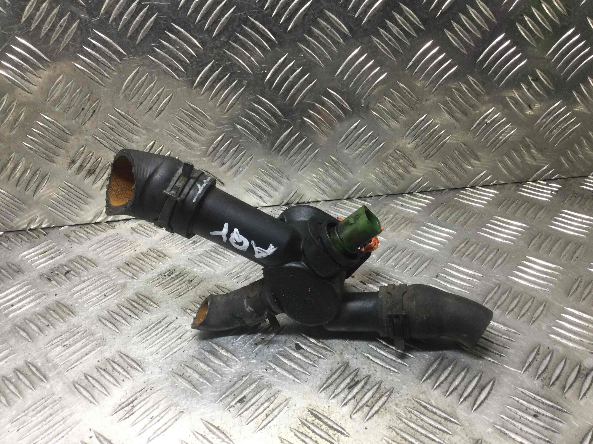 Б/У Фланец (тройник) системы охлаждения Volkswagen Golf 4 поколение (1997-2004) 2000 г.