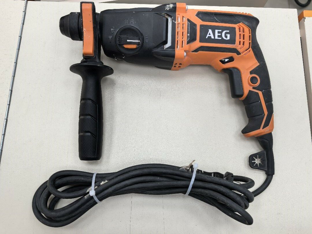 Сетевой перфоратор AEG, KH24IE, 800Вт, 2.4Дж, быстросъёмный патрон SDS+, б/у