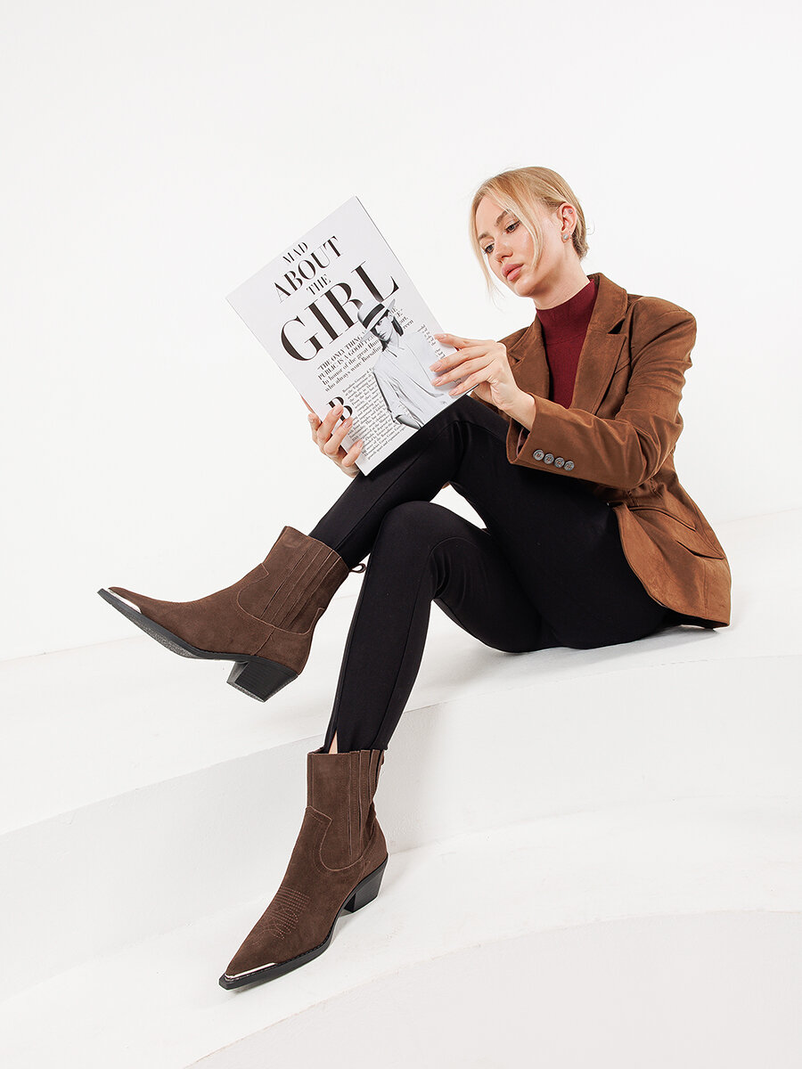 Ботинки новинка 2026 казаки демисезонные коричневые на низком каблуке