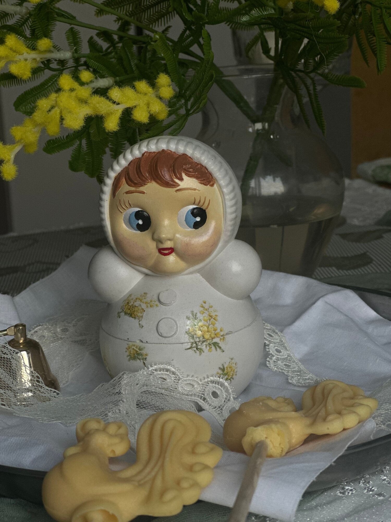 Свеча «Неваляшка с мимозами» из соевого воска в гипсовом подсвечнике ручной работы