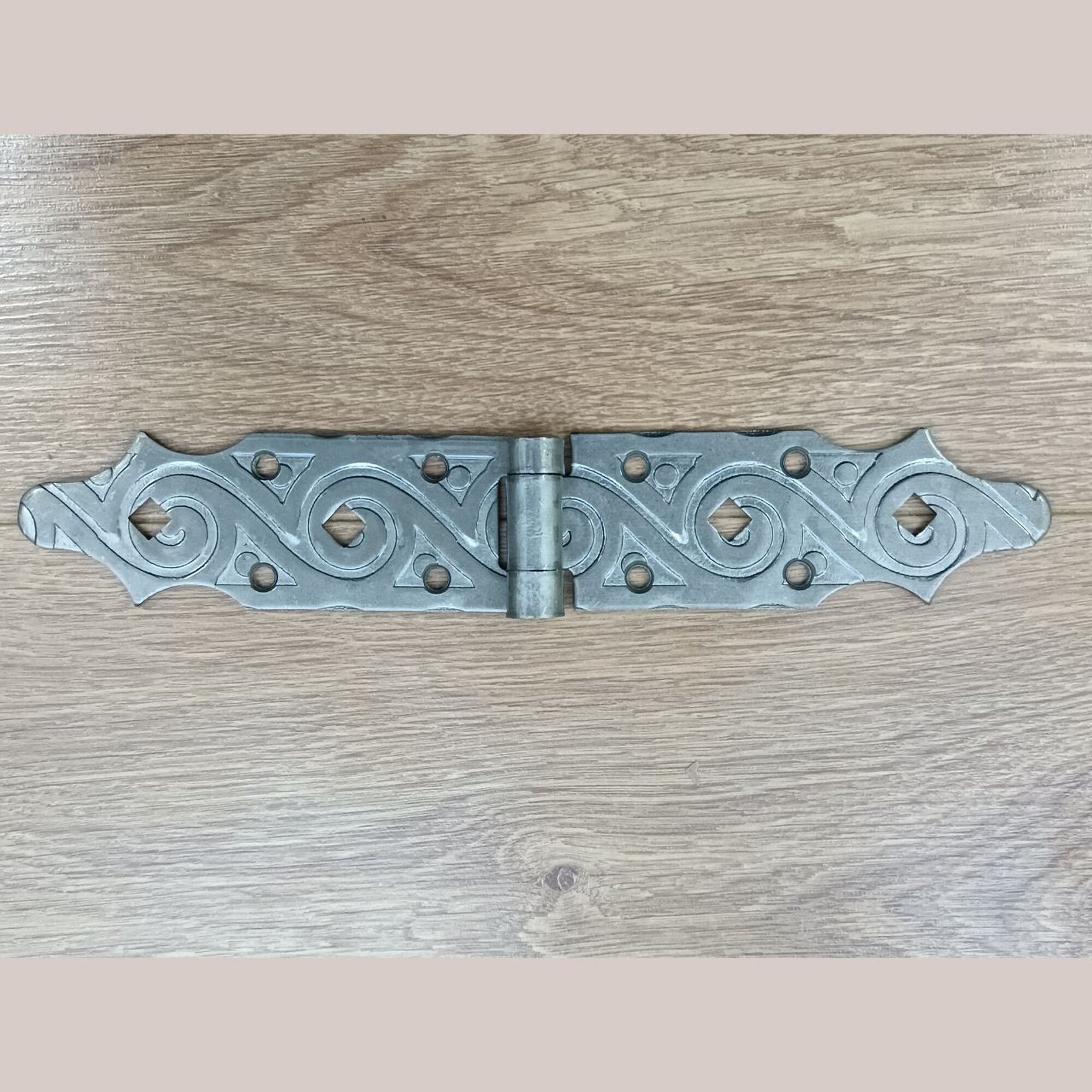 Петля для двери, ворот фигурная 140х140 /кованая/ серия ярославль (черненое серебро)