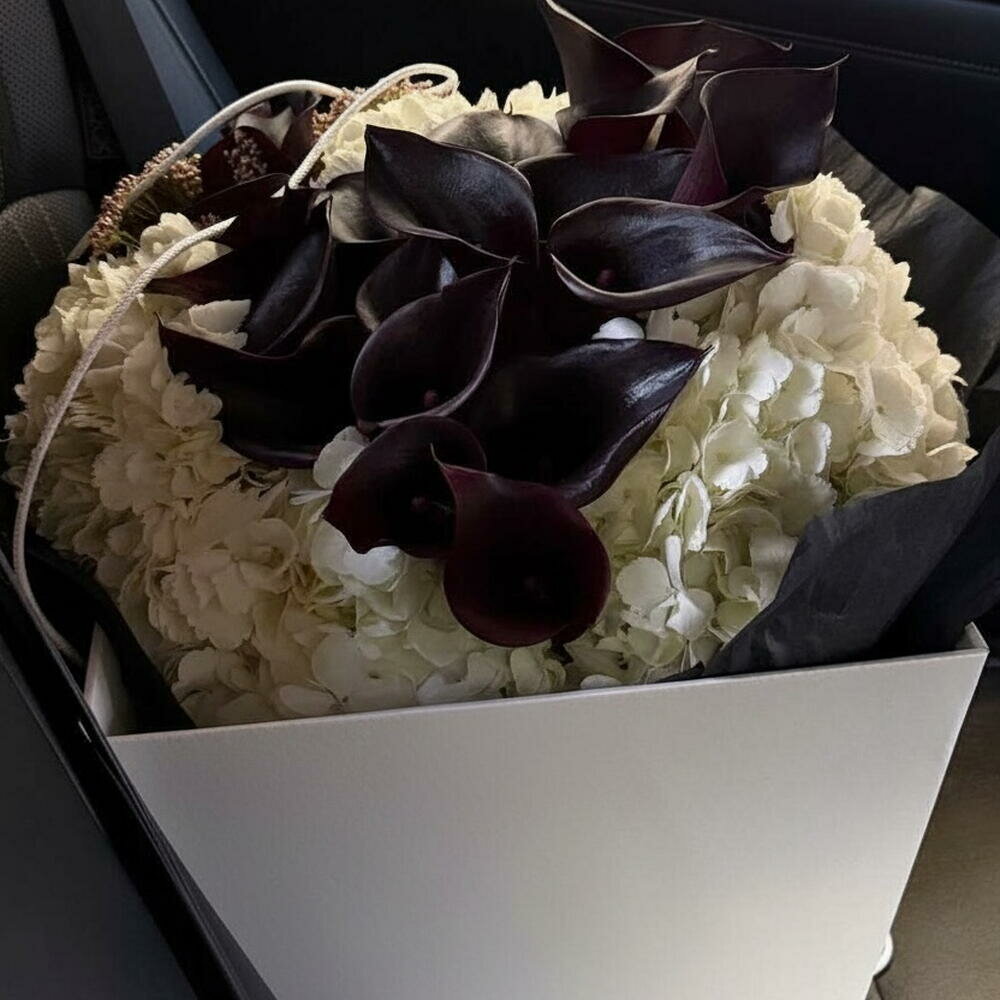 Букет из Белой Гортензии и Черничных Калл