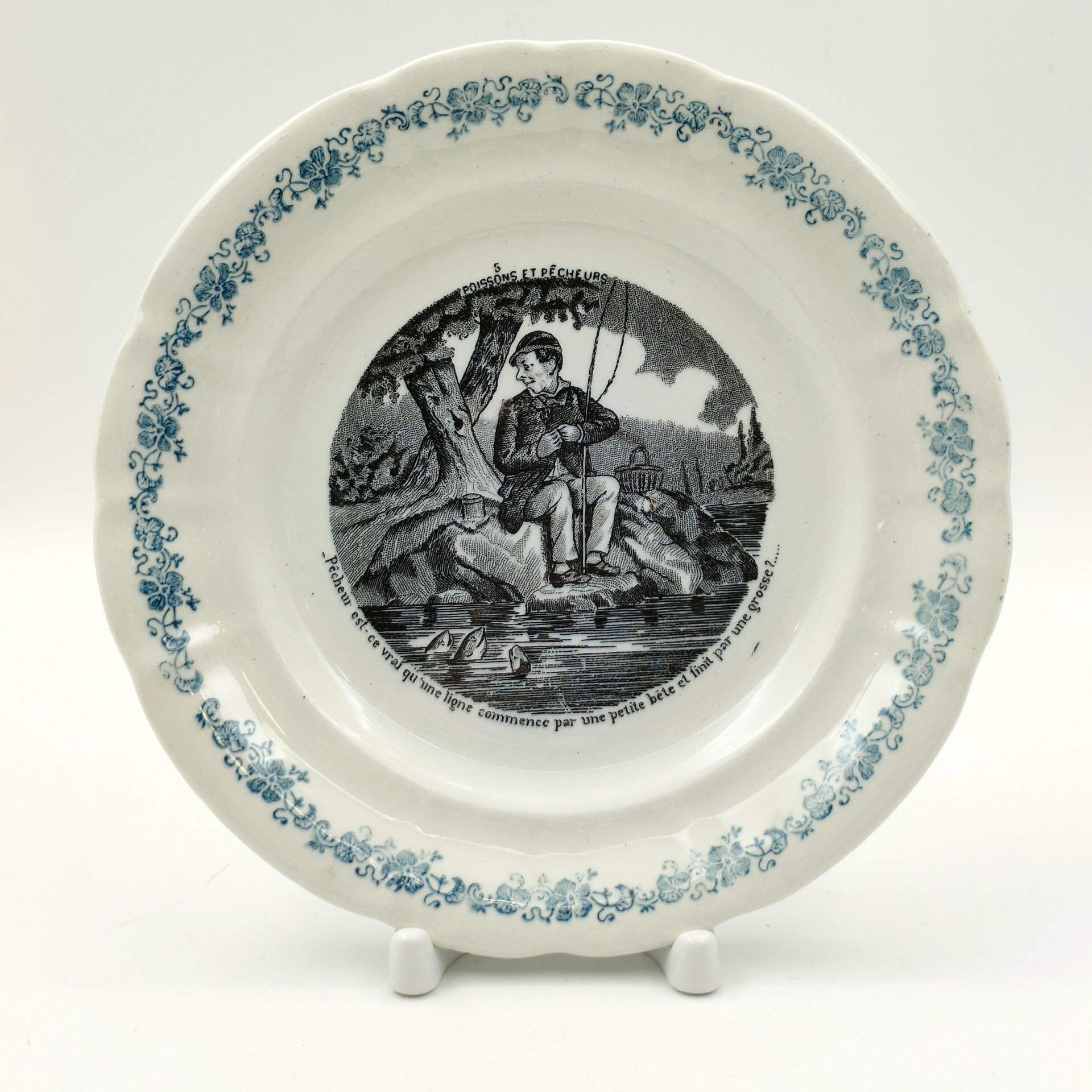 Тарелка десертная из серии "Poissons et Pêcheurs" ("Рыба и рыбаки"), фаянс, деколь