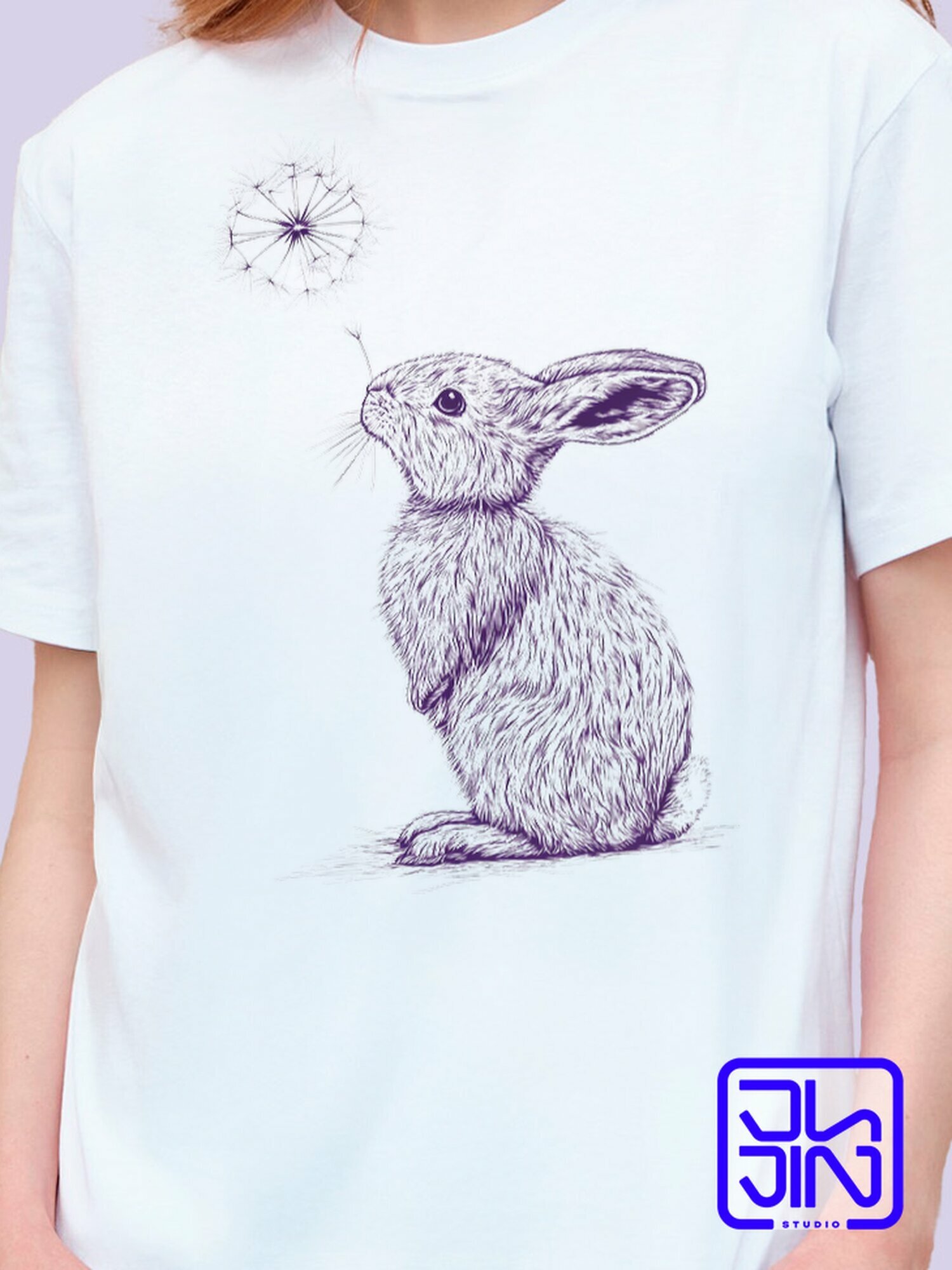 Футболка классическая женская с авторским принтом Минималистичный фиолетовый кролик с белым одуванчиком, нежная природа, белый хлопковый трикотаж с прикольным рисунком на груди