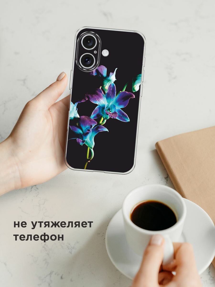 Чехол на Apple iPhone 16 / Айфон 16 с принтом "Синий цветок на черном" — фото 1