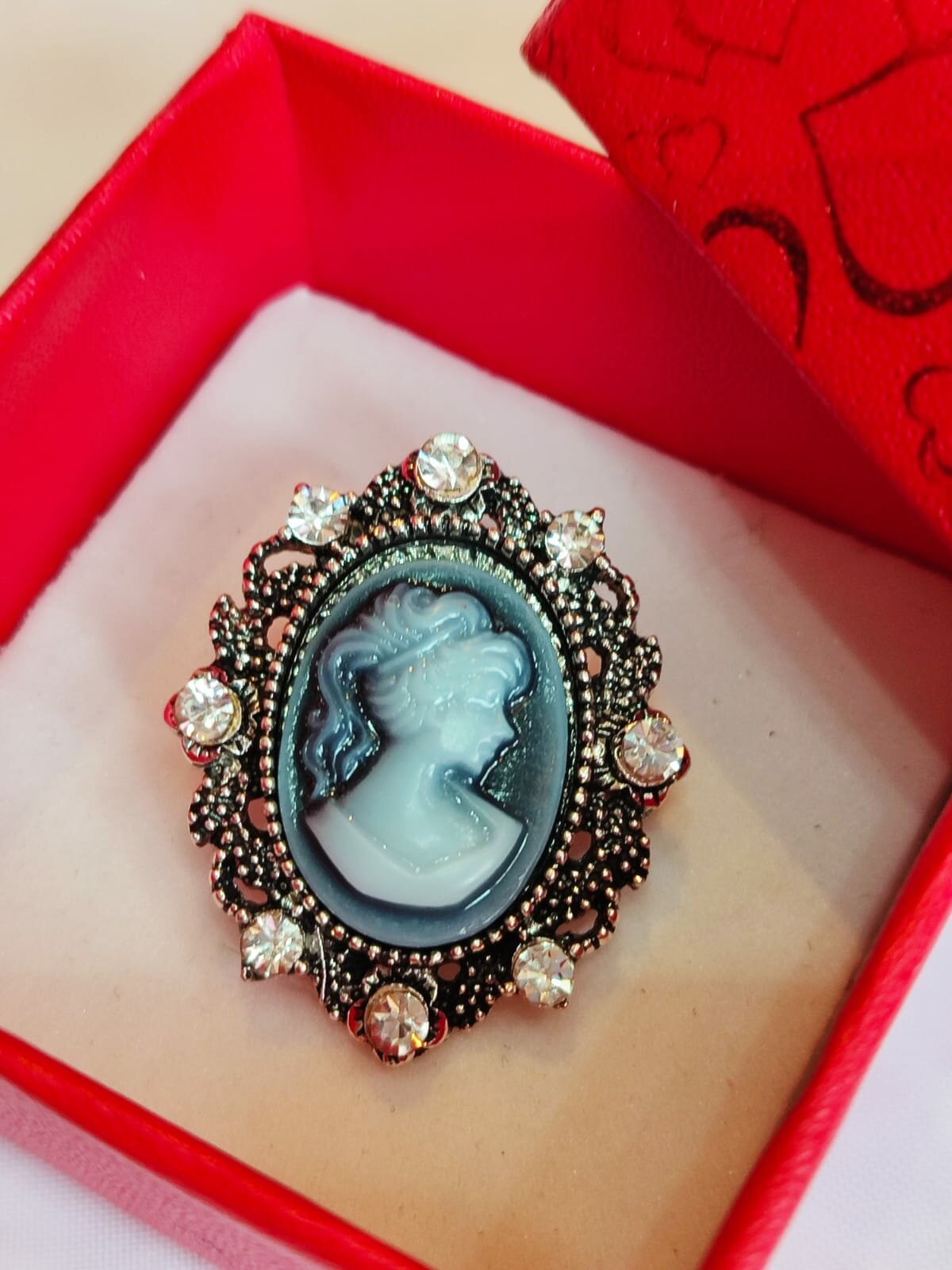 Брошь, стразы