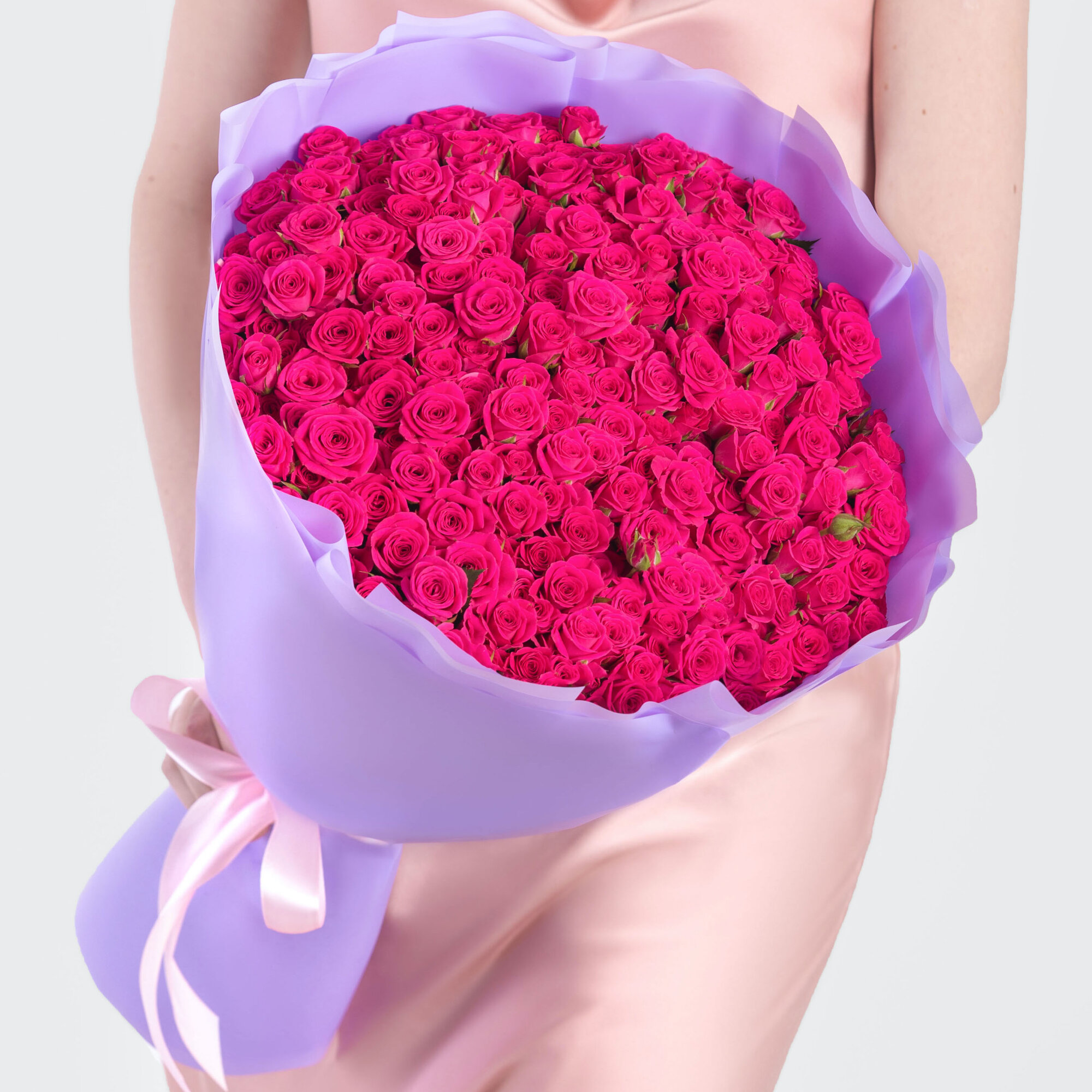 Букет Мегацвет24 "Роза кустовая Лиана", 101 цветок, малиновые, сборка под ленту