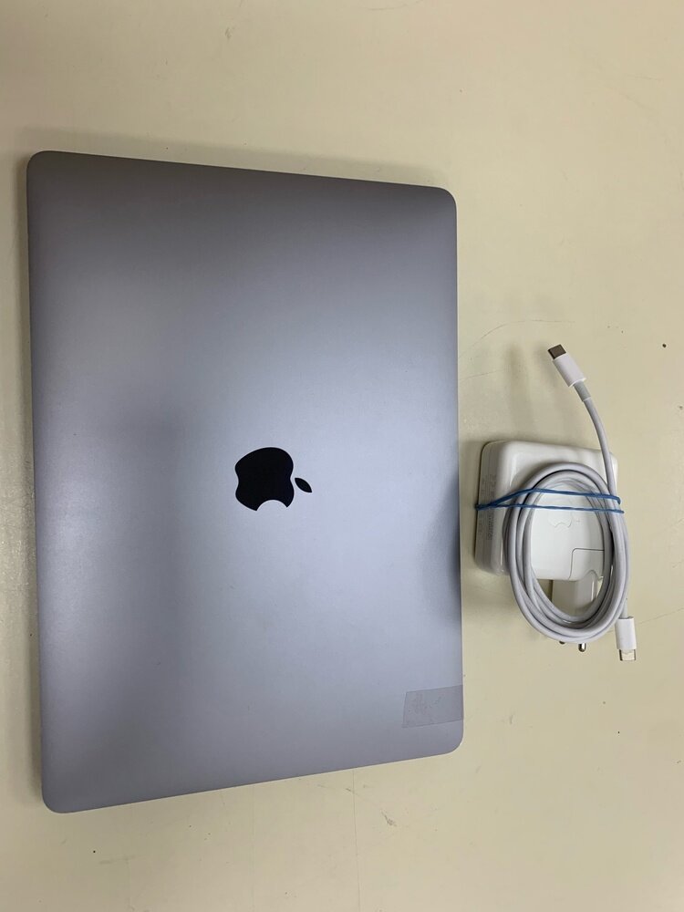 Ноутбук Apple MacBook Pro (13 дюймов, четыре порта Thunderbolt 3) A1706, б/у, уценка