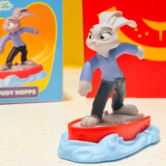 Игрушки для Happy Meal от McDonald's «Зверополис 2» 2025 года, в том числе коллекционные игрушки Ник, Джуди, Флэш, Гэри, Нибулл и Паберт, украшения для рабочего стола и подарки.