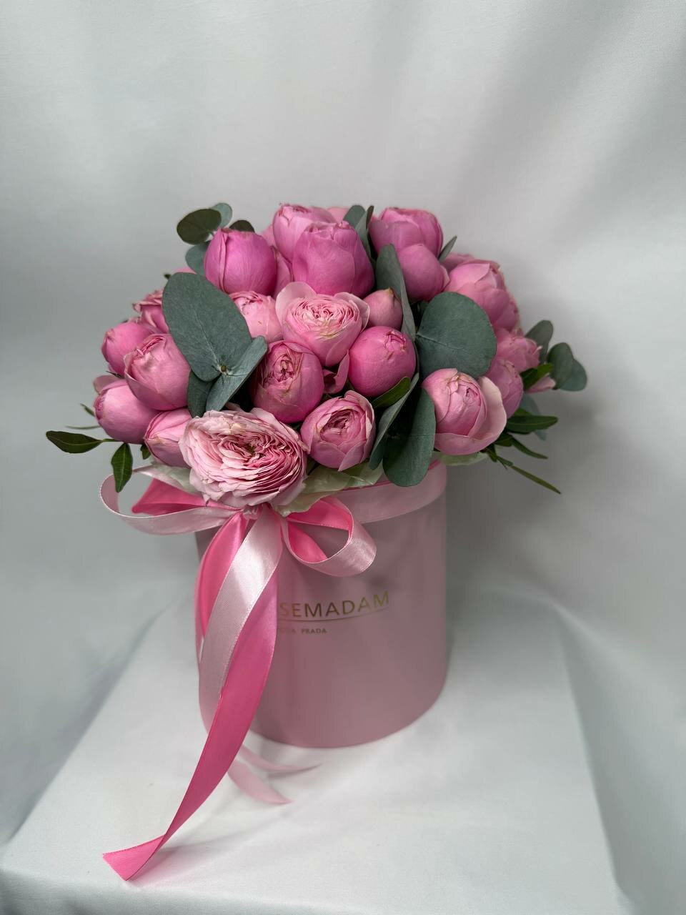 Композиция из 11 пионовидных роз - Шарик и открытка в подарок