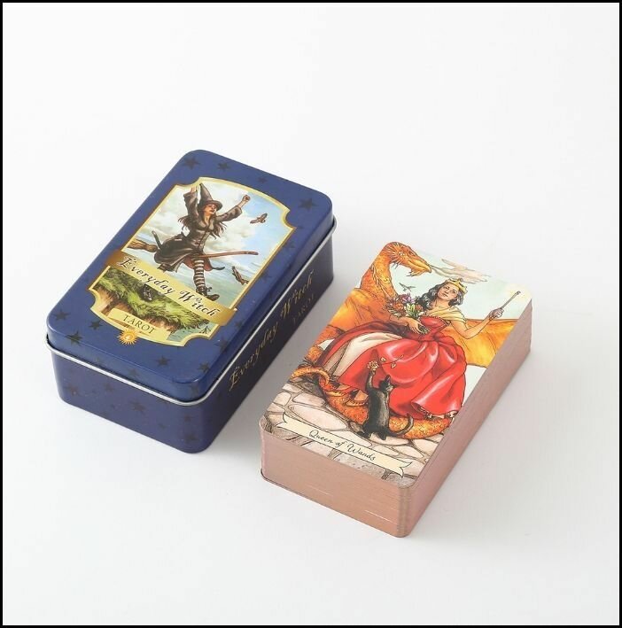 Карты Таро; Повседневное Таро ведьмы с инструкцией; Everyday Witch Tarot в жестяной коробочке с фольгированным краем 10 * 6