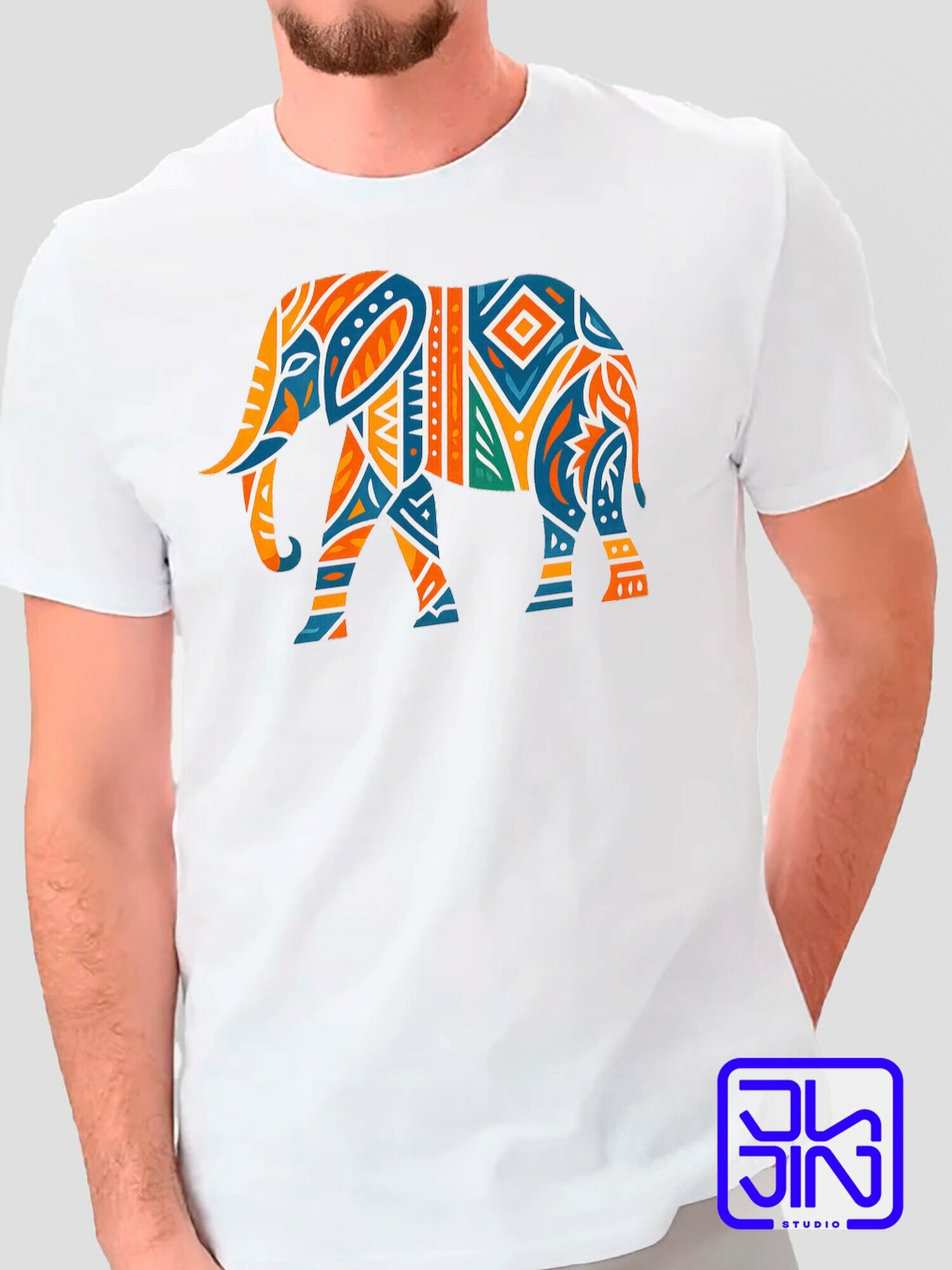 Футболка классическая мужская с авторским принтом Разноцветный этнический слон с геометрическим пестрым узором в стиле Африки, белый хлопковый трикотаж с прикольным рисунком на груди