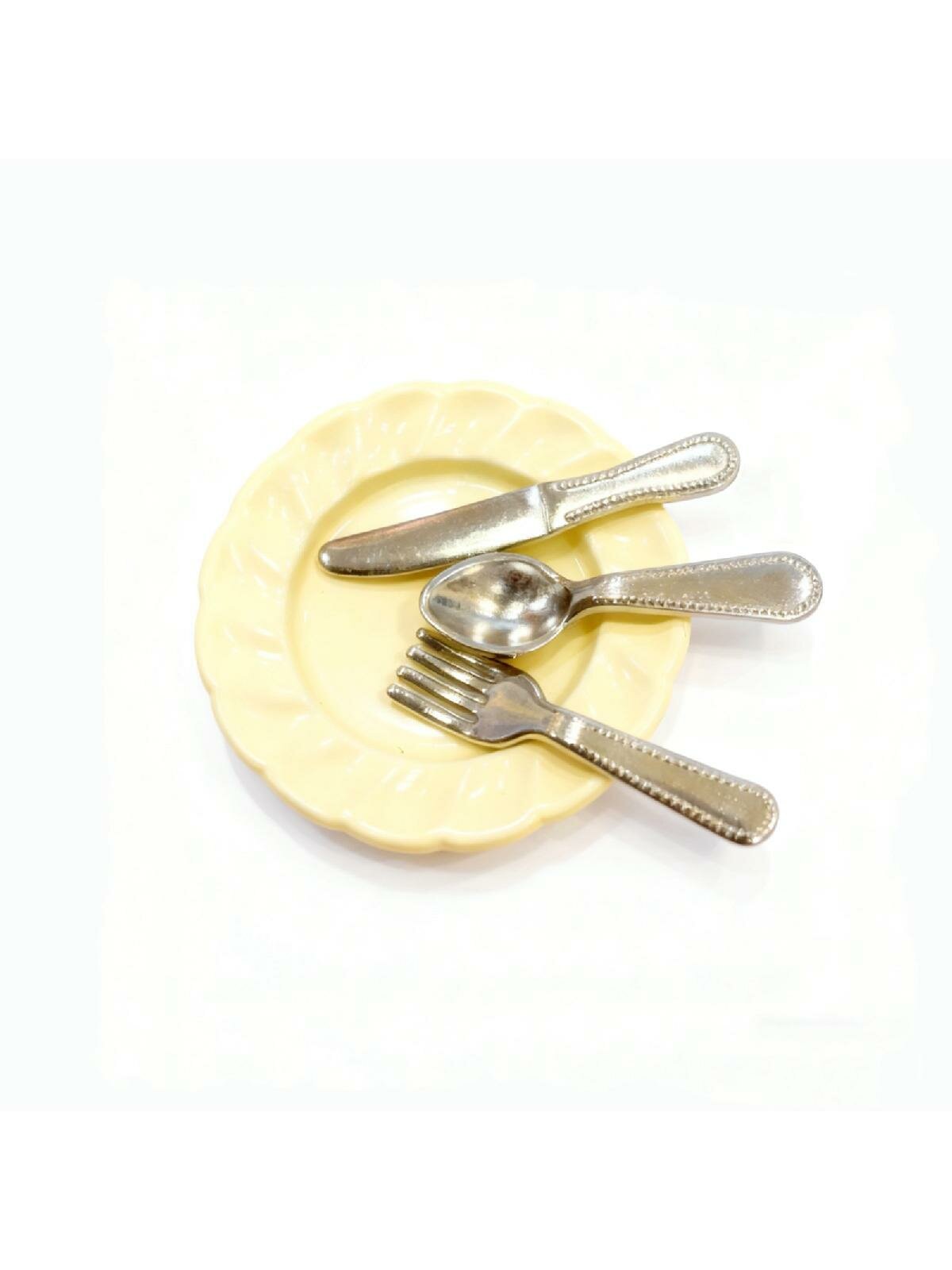 Миниатюрная посуда, включая резак, вилку, ложку, блюдо для украшения кукольного домика