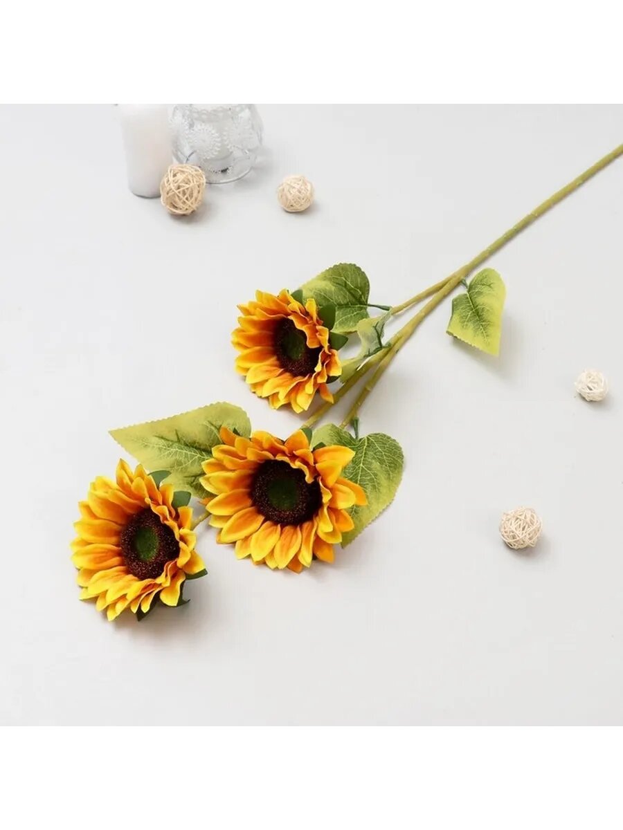 Набор ярких искусственных подсолнухов для интерьера