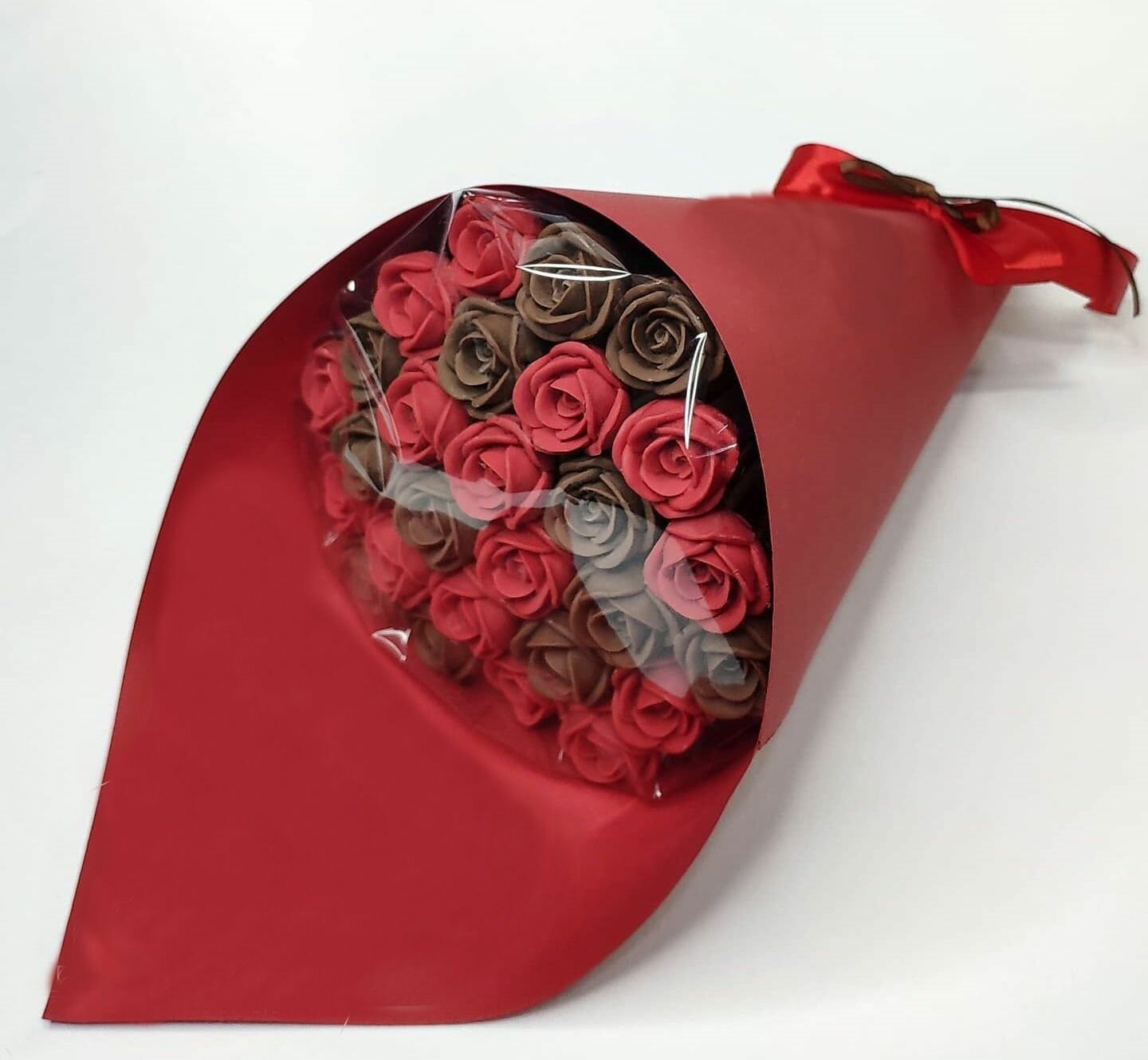 Сладкий букет из конфет шоколадные розы ShokoTrendy 27 шт красный молочный 324 гр