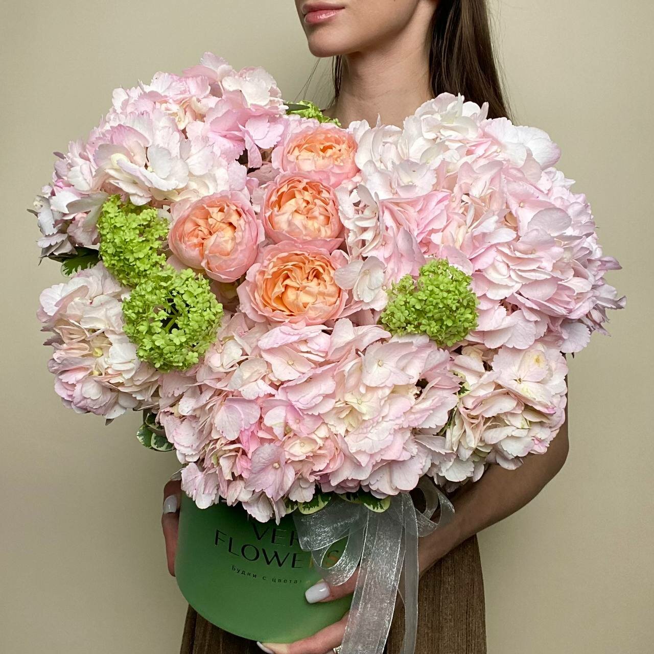 Композиция из гортензии, кустовой розы Джульетта и вибурнума Ver Flowers