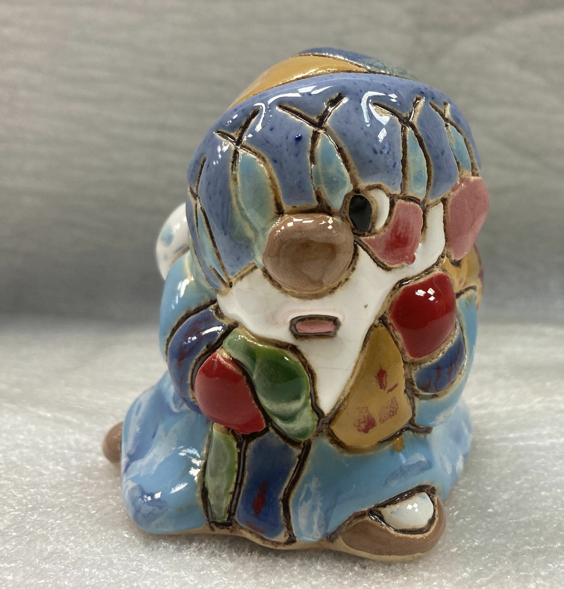 Арт-салон на Октябрьской статуэтка авторская "Дед Мороз с подарком", керамика 8х9х7,5 см.