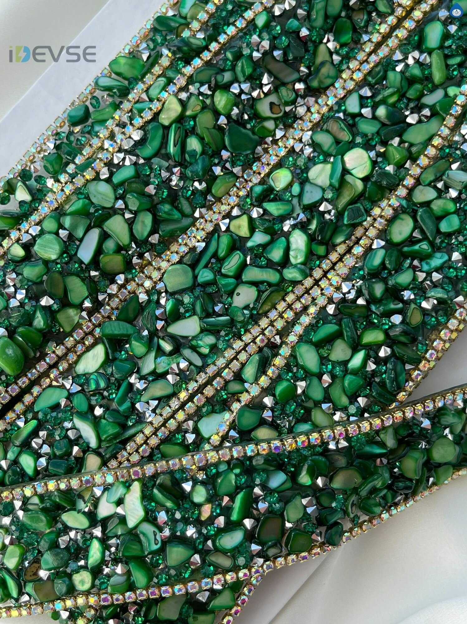 Лента из термоклея длиной 90-95 см с эксклюзивным украшением из кристаллов и драгоценных камней