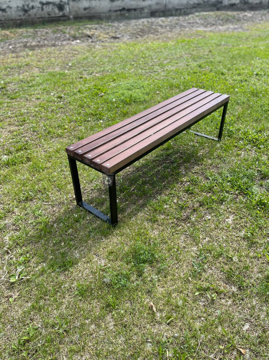 Уличная скамейка ЛПР, стиль лофт, металл и дерево, квадратные опоры, без спинки, 1 м