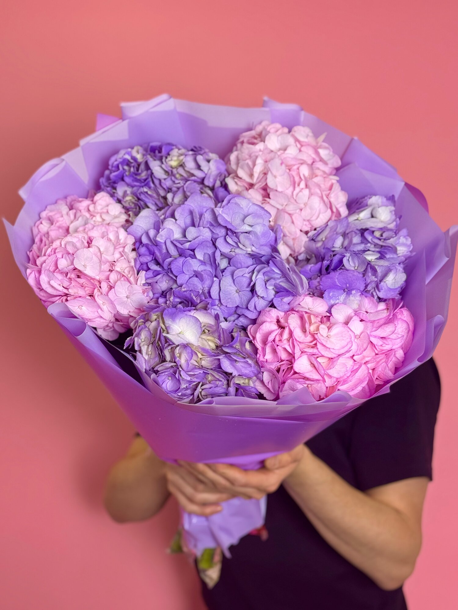 Букет цветов из лавандовых и розовых гортензий микс в подарочной упаковке с доставкой, размер S