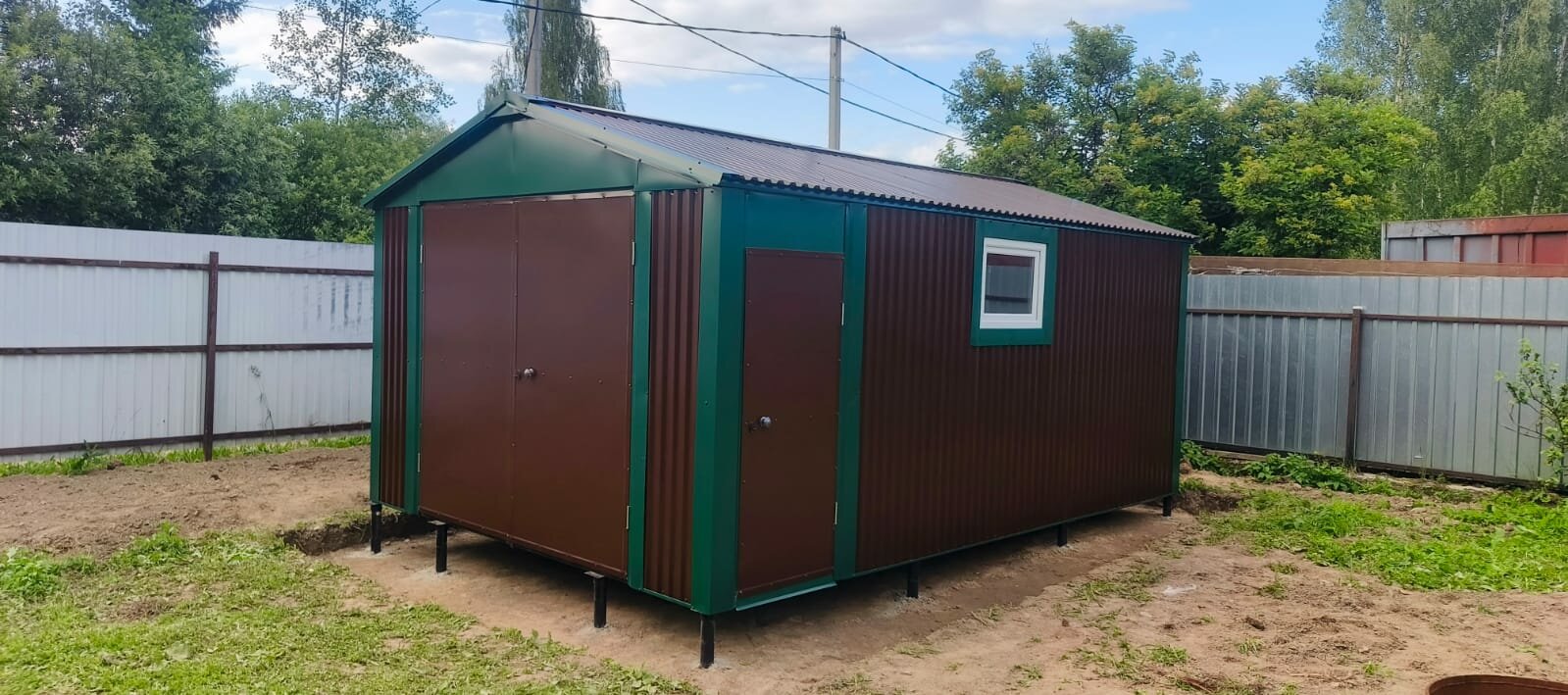 Гараж 4х6х2,9м с распашными воротами, окном, дверкой и установкой на сваи.