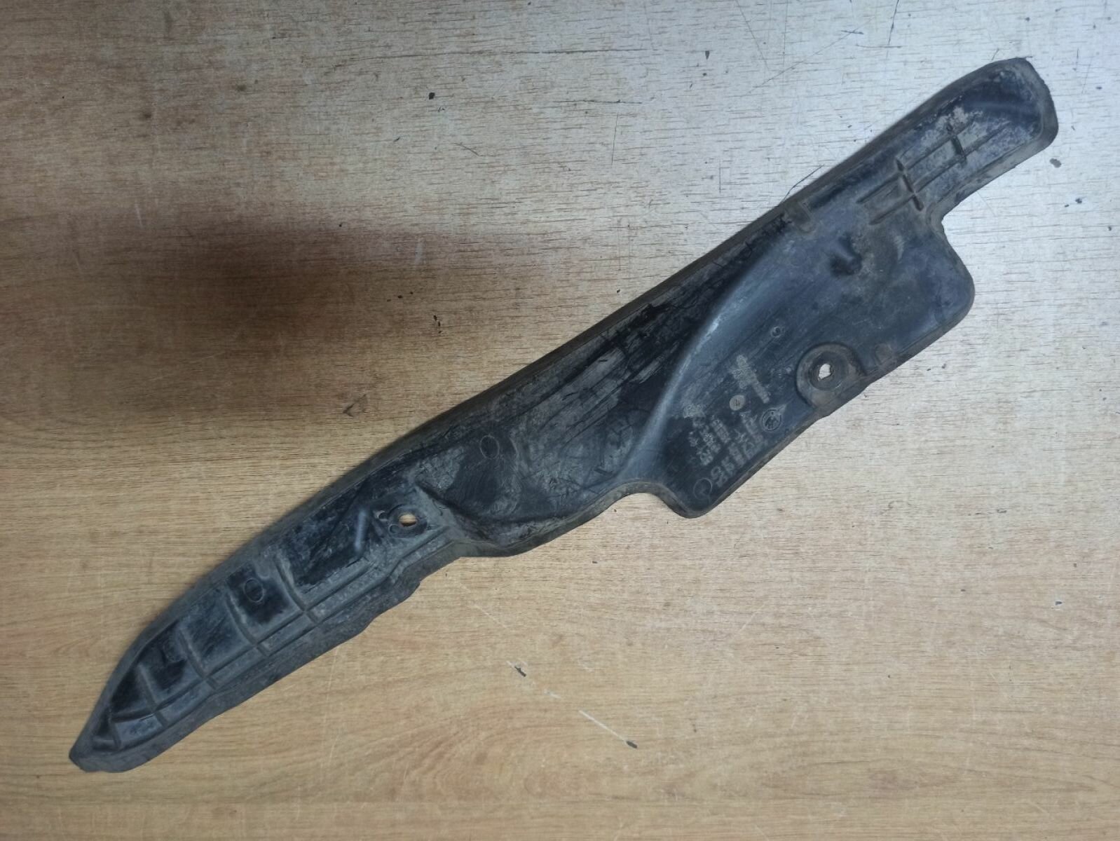 Пыльник заглушка левого крыла Skoda Fabia 2 5J