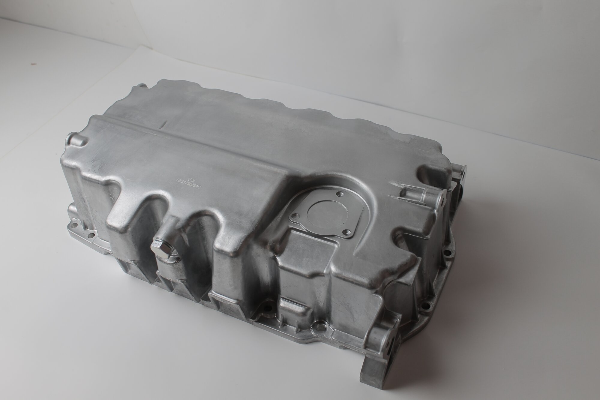 Поддон двигателя (картера) масляный VOLKSWAGEN Passat B6, Golf 5/6 SKODA Octavia A5 1.9-2.0 TDI