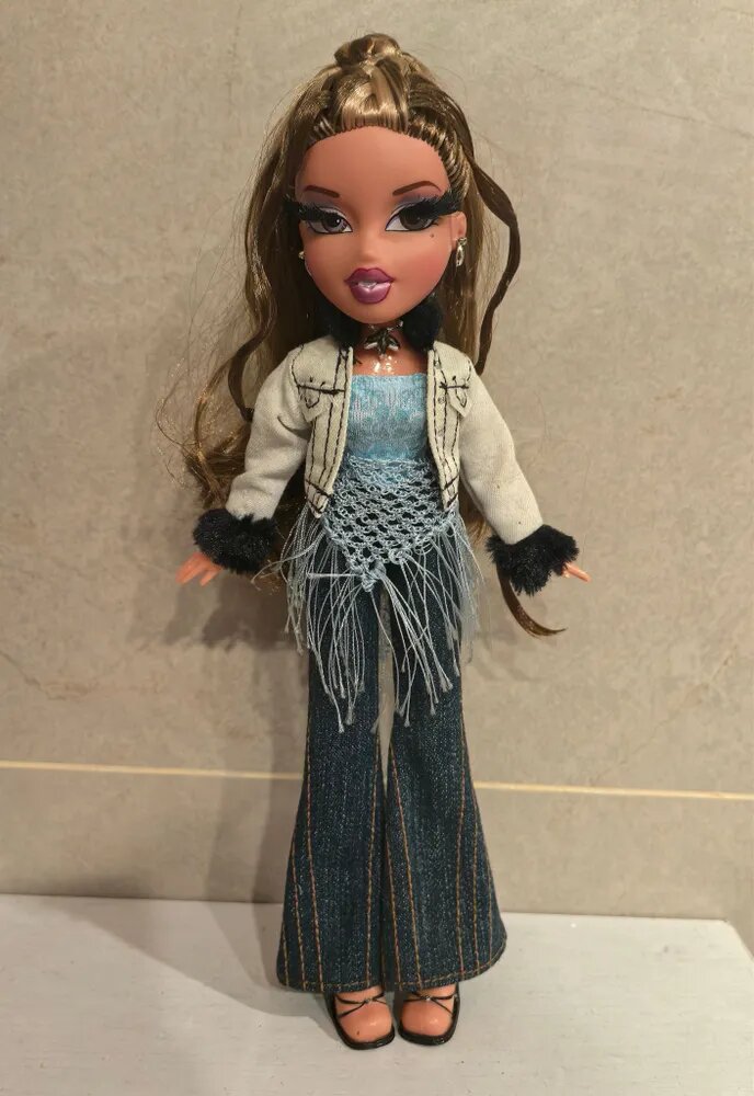 Кукла Bratz высотой 25 см коллекционная с аксессуарами, можно причесывать. Разноцветная.