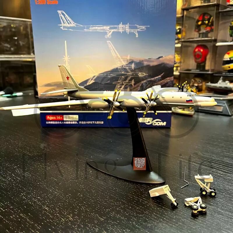 Полностью легкосплавный советский бомбардировщик Ту-95 Ту95МС, модель самолёта сплав AMER 1:200