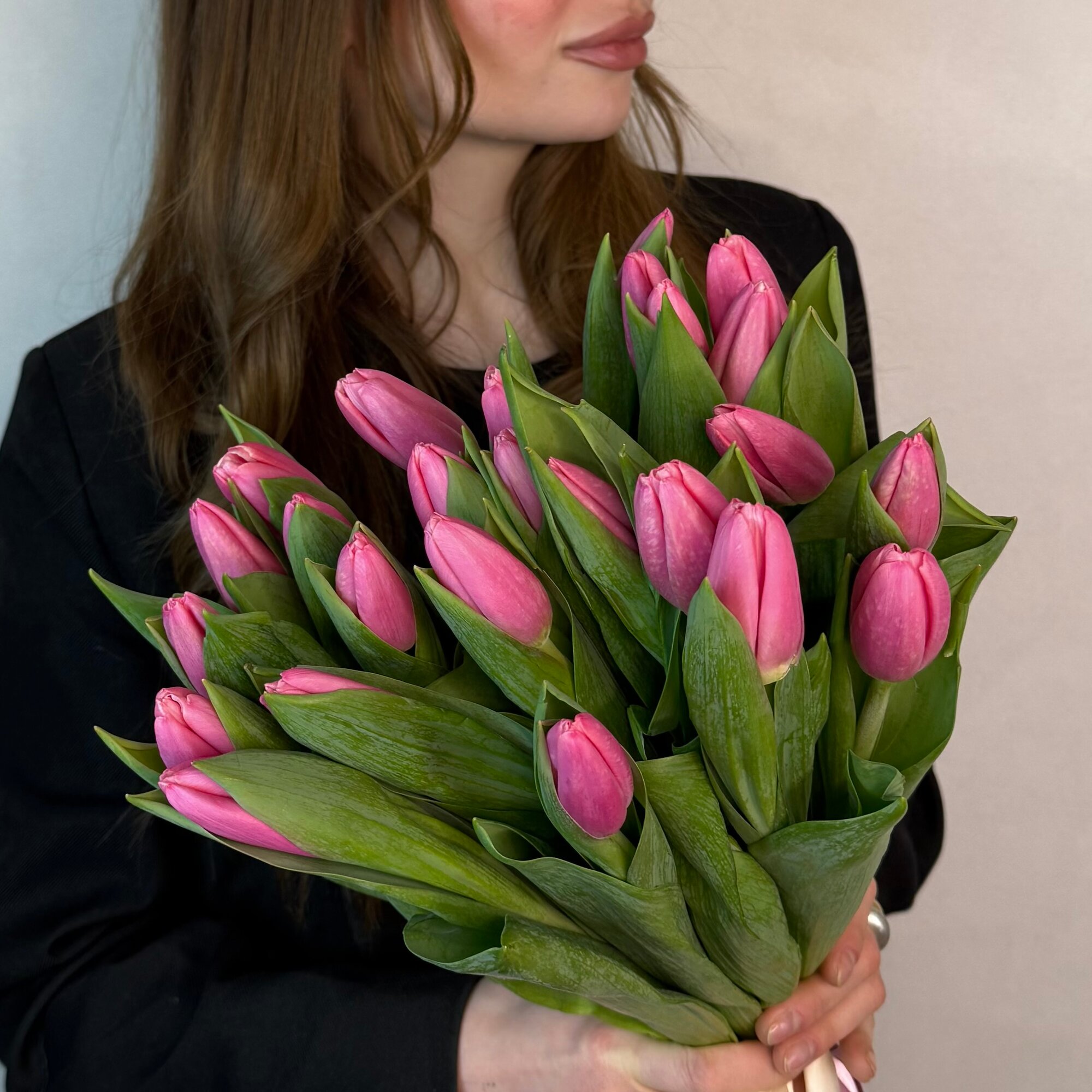 Букет из 25 розовых тюльпанов под ленту в подарок на 8 марта